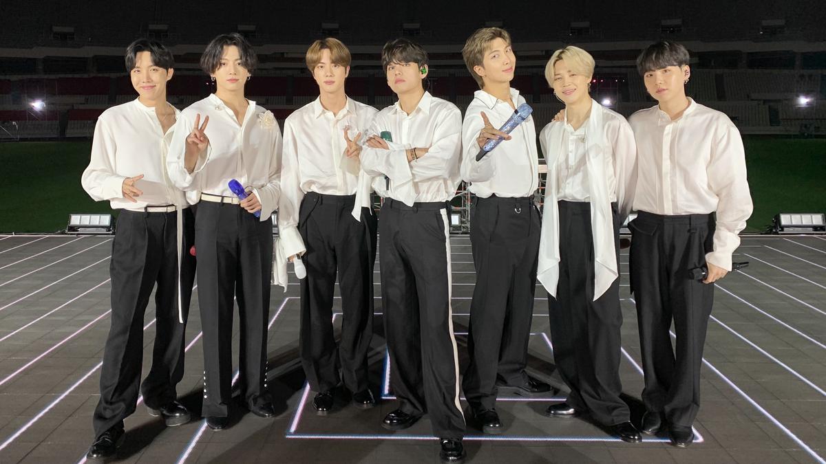 BTS, Artis Asia Pertama yang Peraih Global Recording Artist of the Year - Entertainment Fimela.com