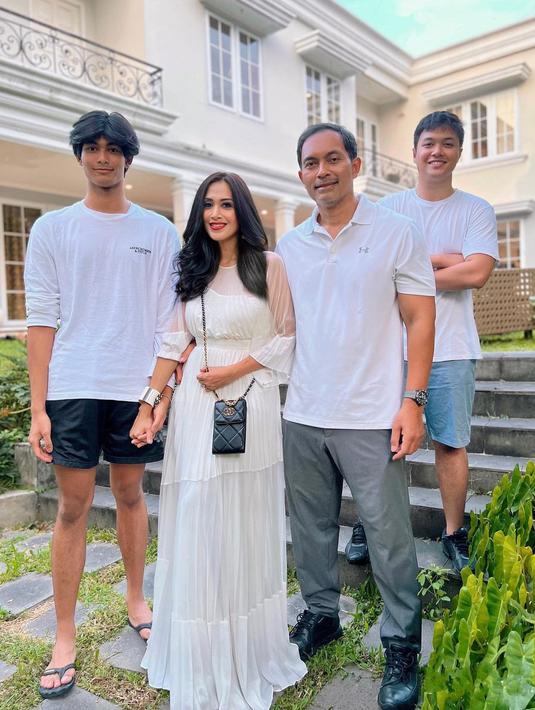 Punya Dua Anak Ganteng, Potret Harmonis Keluarga Diah Permatasari, 26 ...