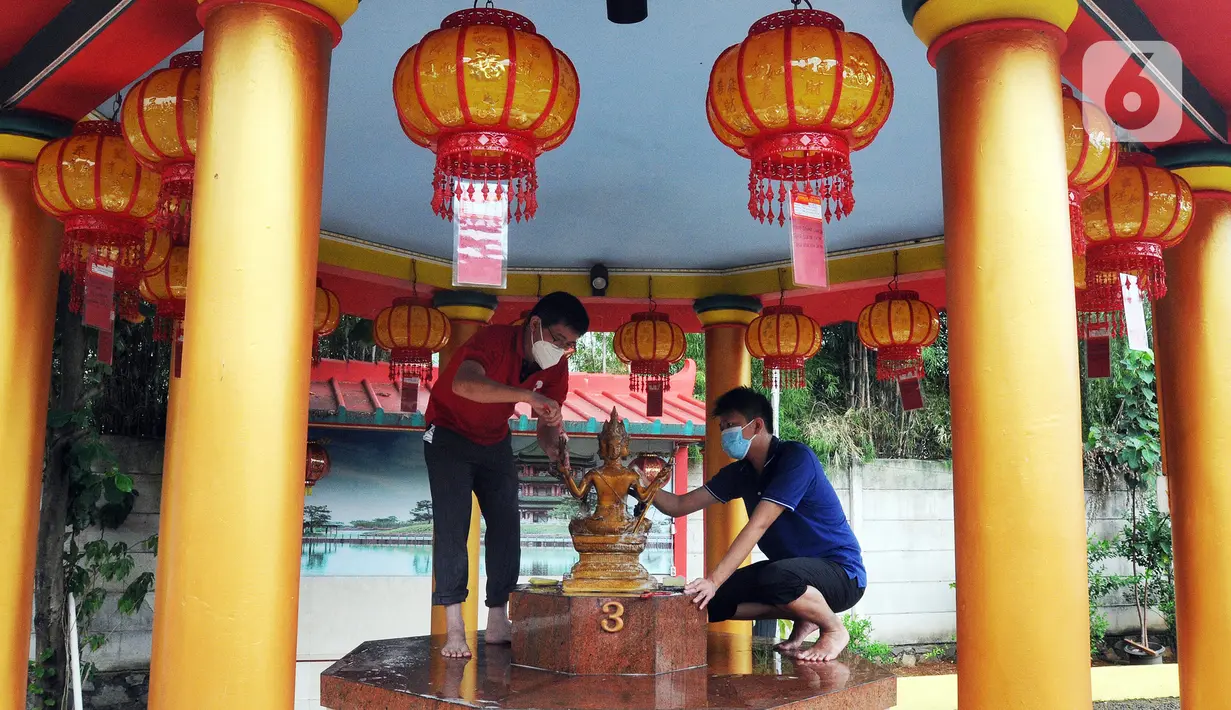 FOTO: Ritual Mencuci Patung Dewa Jelang Imlek - Foto Liputan6.com
