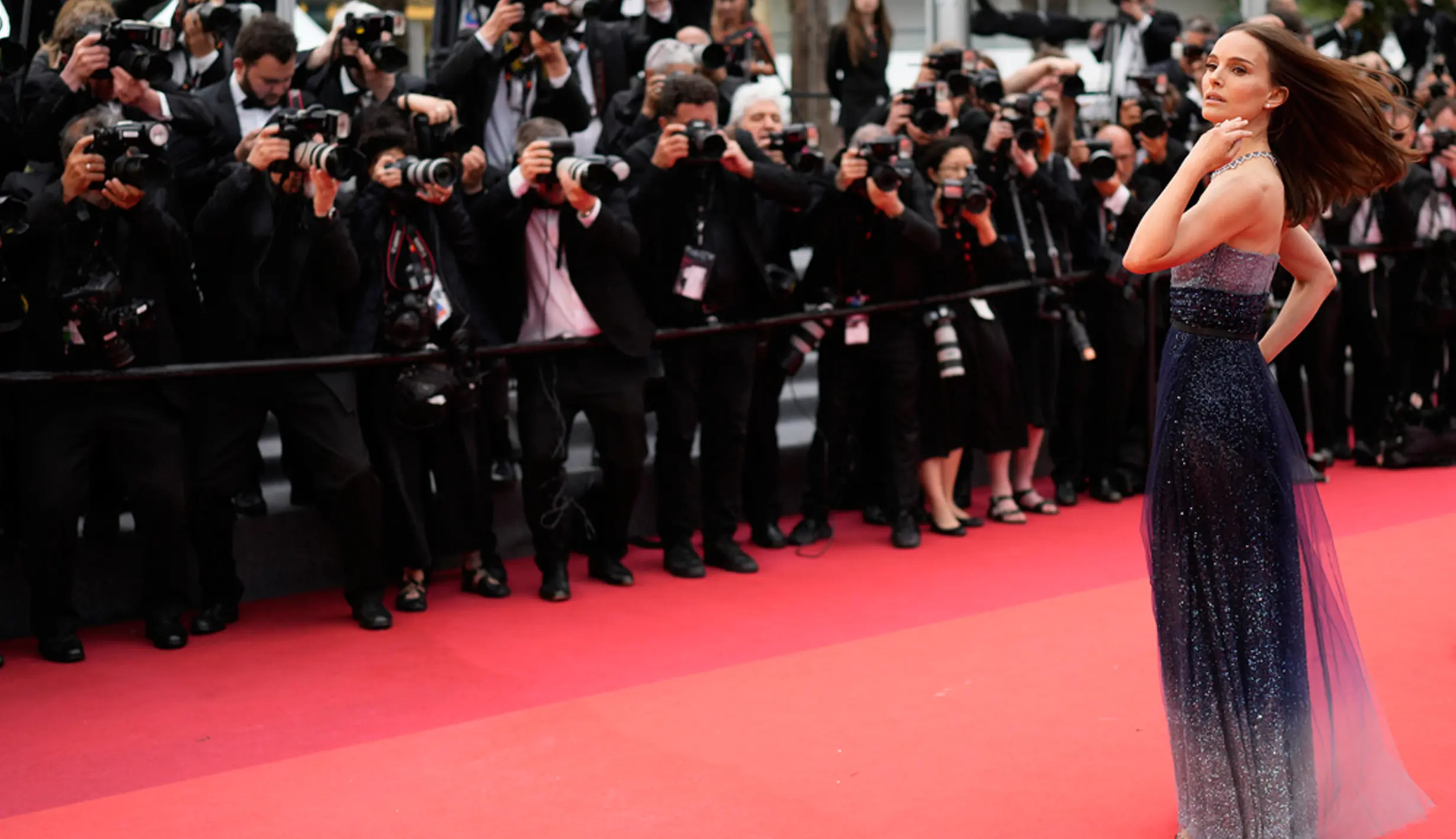 Pesona Natalie Portman Berbalut Gaun Strapless Dior di Festival Film ...