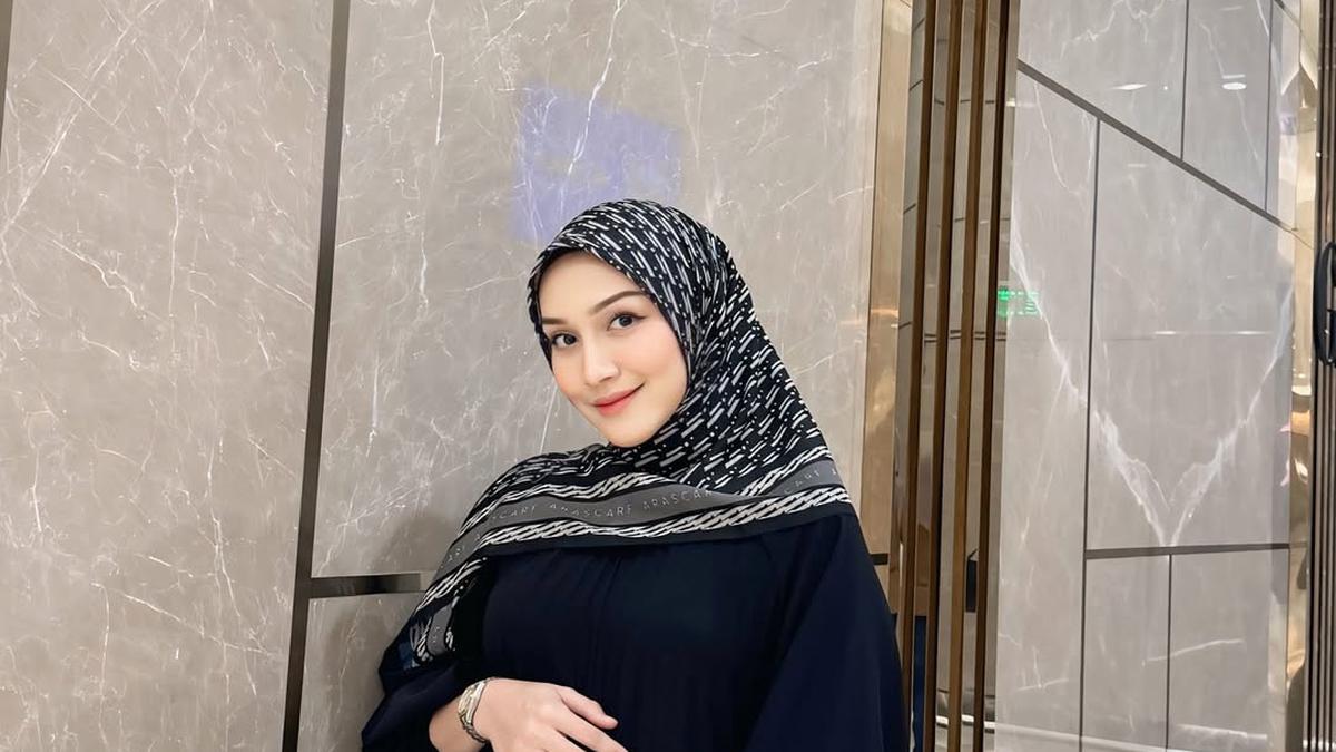 5 Gaya Hijab Melody Prima yang Bikin Penampilan Semakin Modis, Bisa ...