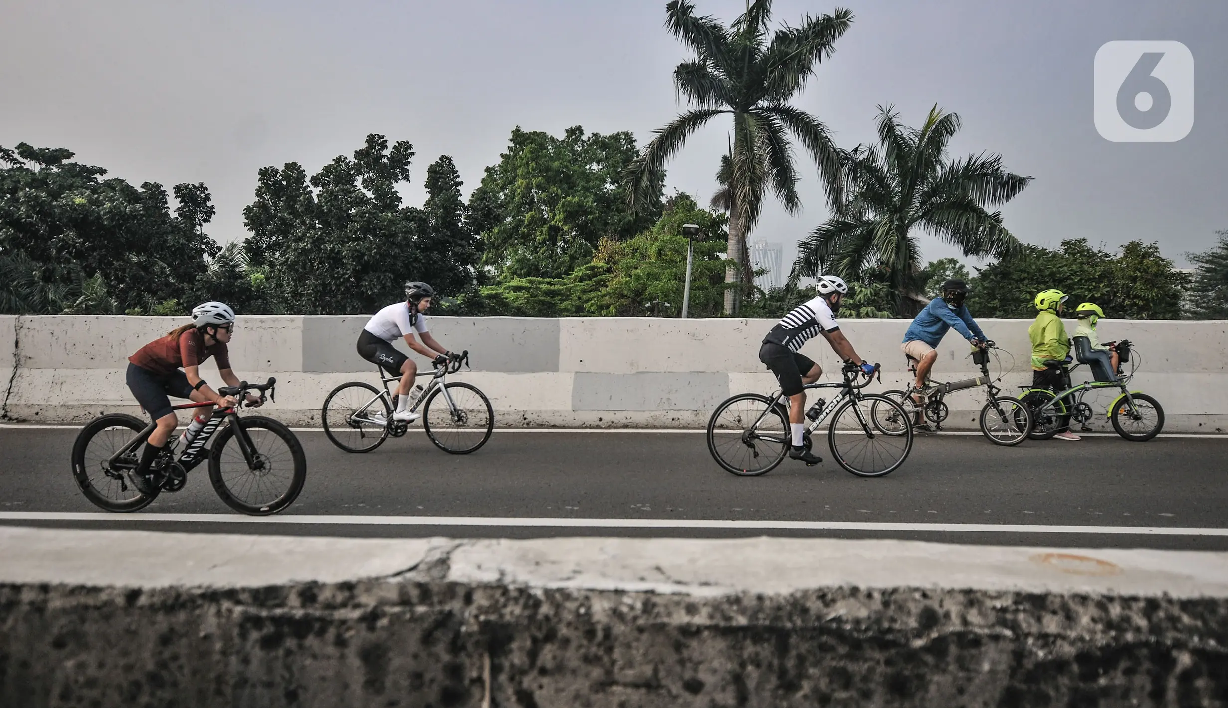 FOTO: Antusias Uji Coba Lintasan Sepeda Balap di JLNT Kampung Melayu ...