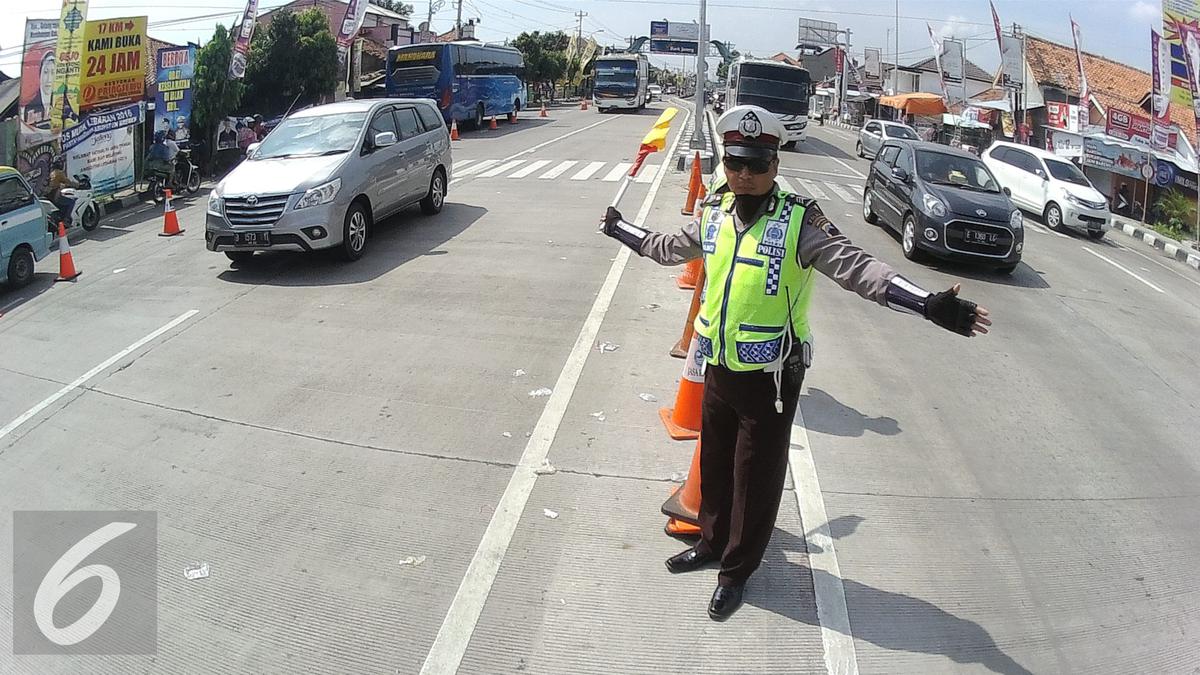 Cegah Macet, Contra Flow Diberlakukan di Pintu Tol Brebes Timur - Foto ...