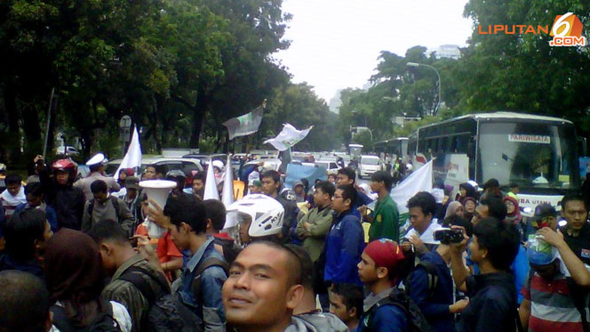 Demo BBM Bergerak ke Istana, Mahasiswa Dihadang Polisi - News Liputan6.com
