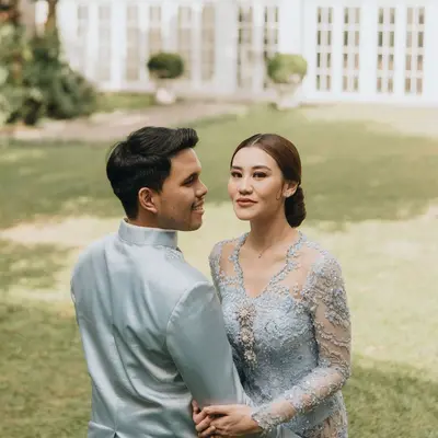 6 Potret Anggunnya Aaliyah Massaid Kenakan Kebaya Baby Blue saat Terima Lamaran Thariq ...