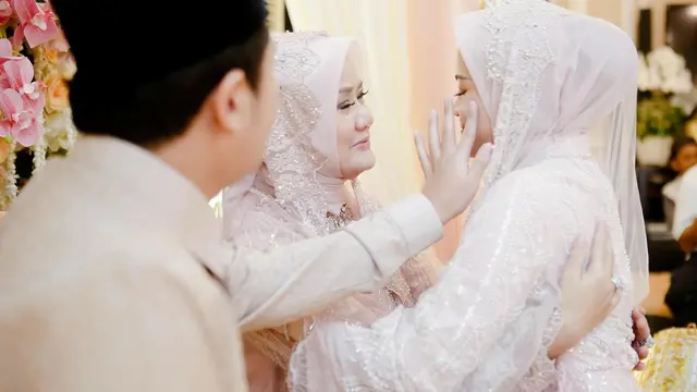 Menikah Tidak Didampingi Ayah, Ini 6 Potret Kebersamaan Dea Sahirah dan Ibunda - Hot Liputan6.com