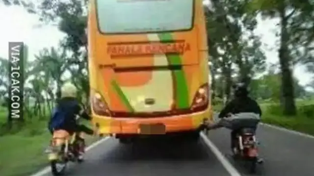 6 Potret Aksi Pemotor Dorong Mobil Mogok Pakai Kaki Ini Bikin Tepuk ...