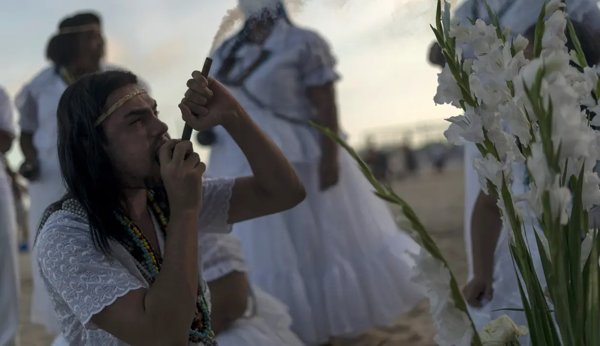 FOTO: Jelang Tahun Baru, Warga Brasil Gelar Ritual untuk Dewi Laut ...