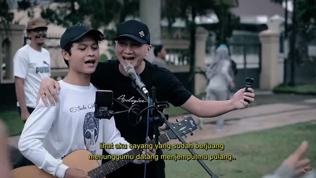 Momen Viral 6 Pengamen Nyanyi di Depan Penyanyi Aslinya, Suara Tak ...