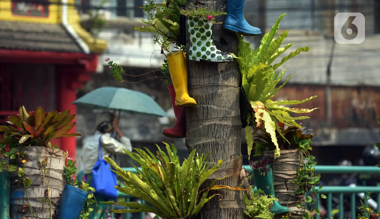 FOTO: Sepatu Bot Bekas Disulap Jadi Hiasan Unik - Foto Liputan6.com