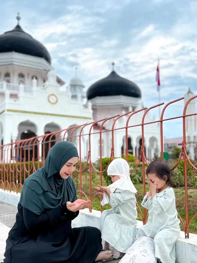 7 Potret Anisa Rahma Liburan ke Aceh, Ajak Anak Kembarnya ke Masjid ...
