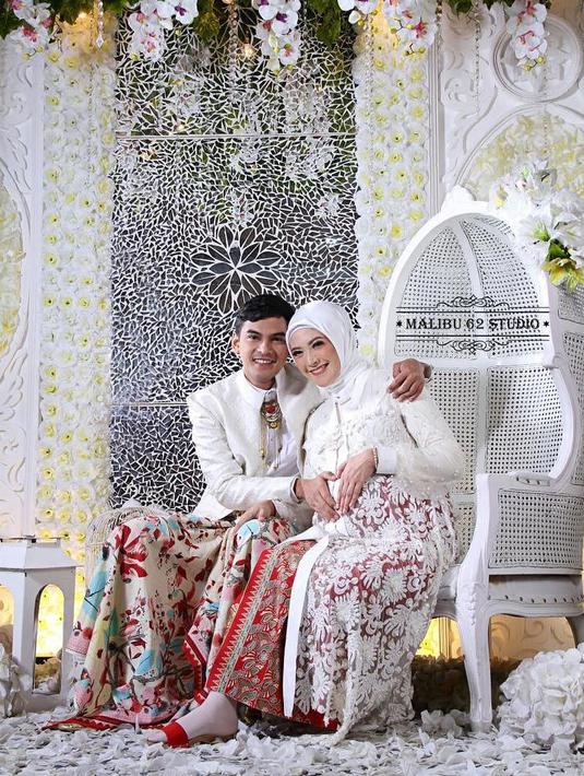 Seperti Keluarga Kerajaan, Ini 8 Potret Maternity Adhitya Putri - Photo ...