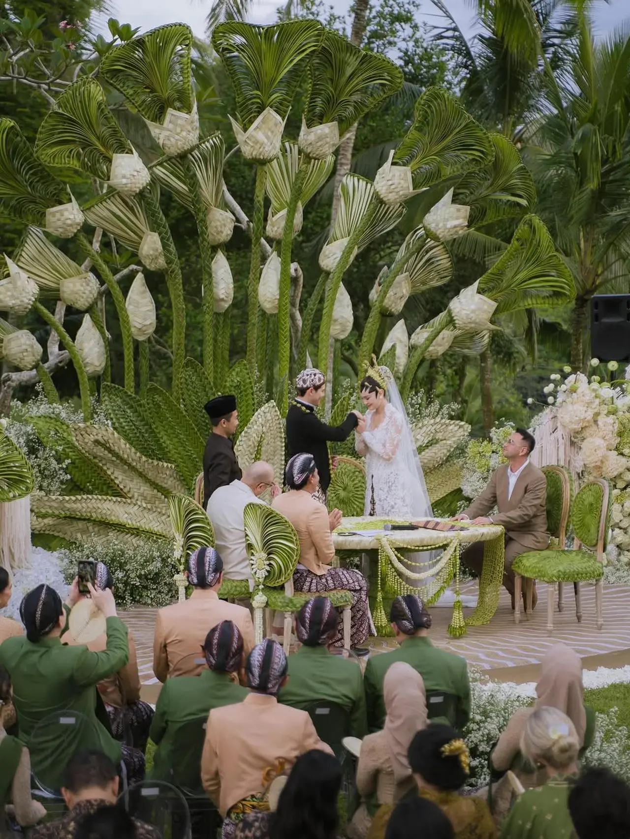 6 Potret Raffi Ahmad Jadi Saksi Nikah Luna Maya dan Maxime Bouttier: Air Mataku Jatuh Bukan ...