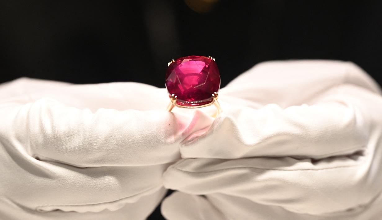 Batu Rubi Terbesar di Dunia Akan Dilelang - Foto Liputan6.com
