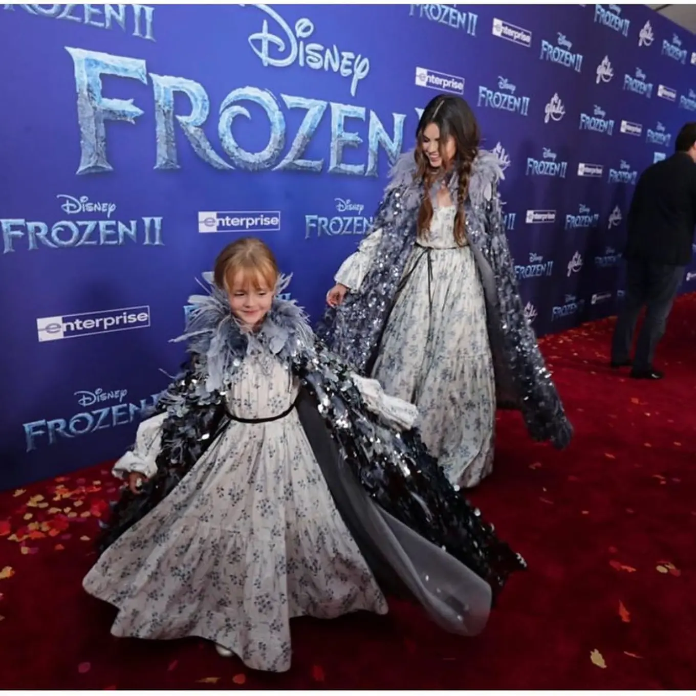Selena Gomez dan Adik Twinning jadi Princess High Fashion di Premier ...
