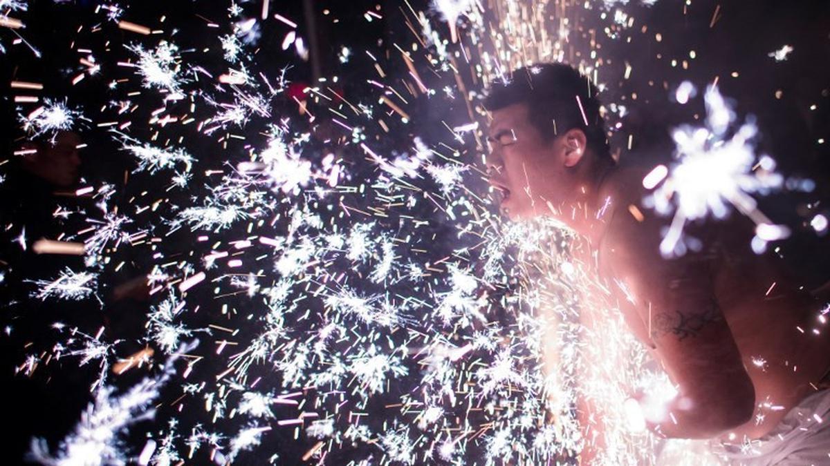 Tradisi Ekstrem nan Berbahaya, Memakan Percikan Kembang Api - Citizen6 ...