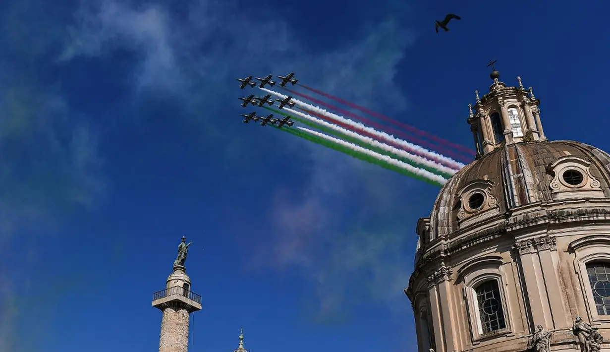 Warna Bendera Italia Hiasi Langit Roma di Hari Republik - Foto Liputan6.com