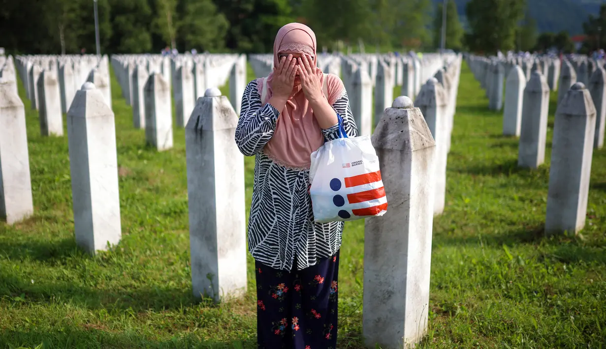 Duka Keluarga Korban Genosida Srebrenica di Peringatan 28 Tahun ...