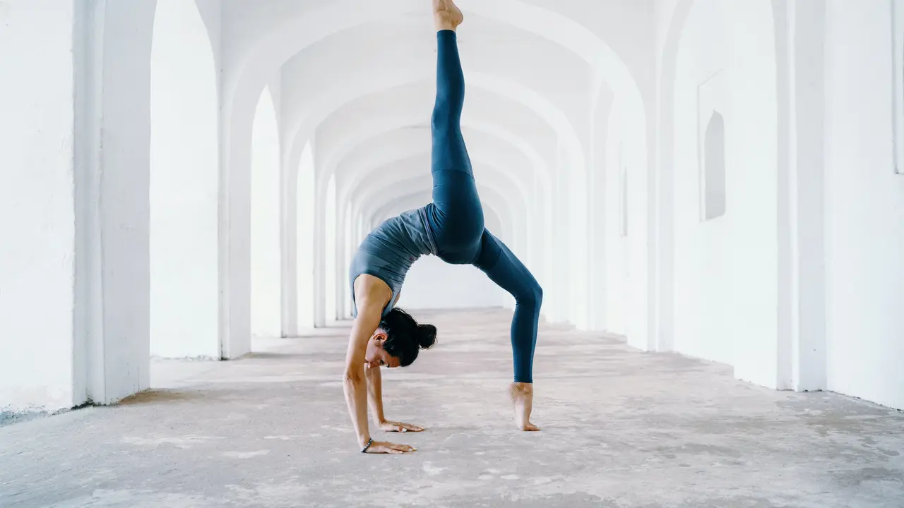 Cara Melakukan Gerakan Kayang Posisi Tidur dan Berdiri, Perhatikan ...