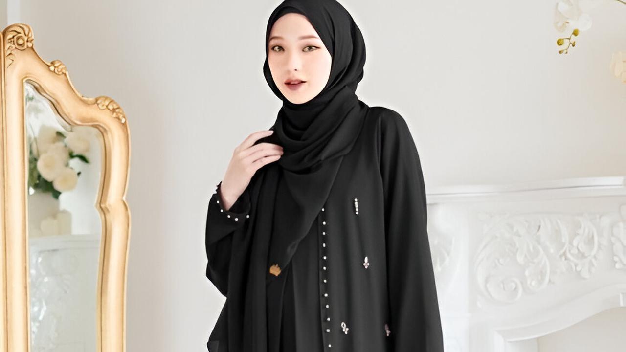 5 Rekomendasi Gamis Syar’i Warna Hitam 2025, Desain Modern dan Feminin