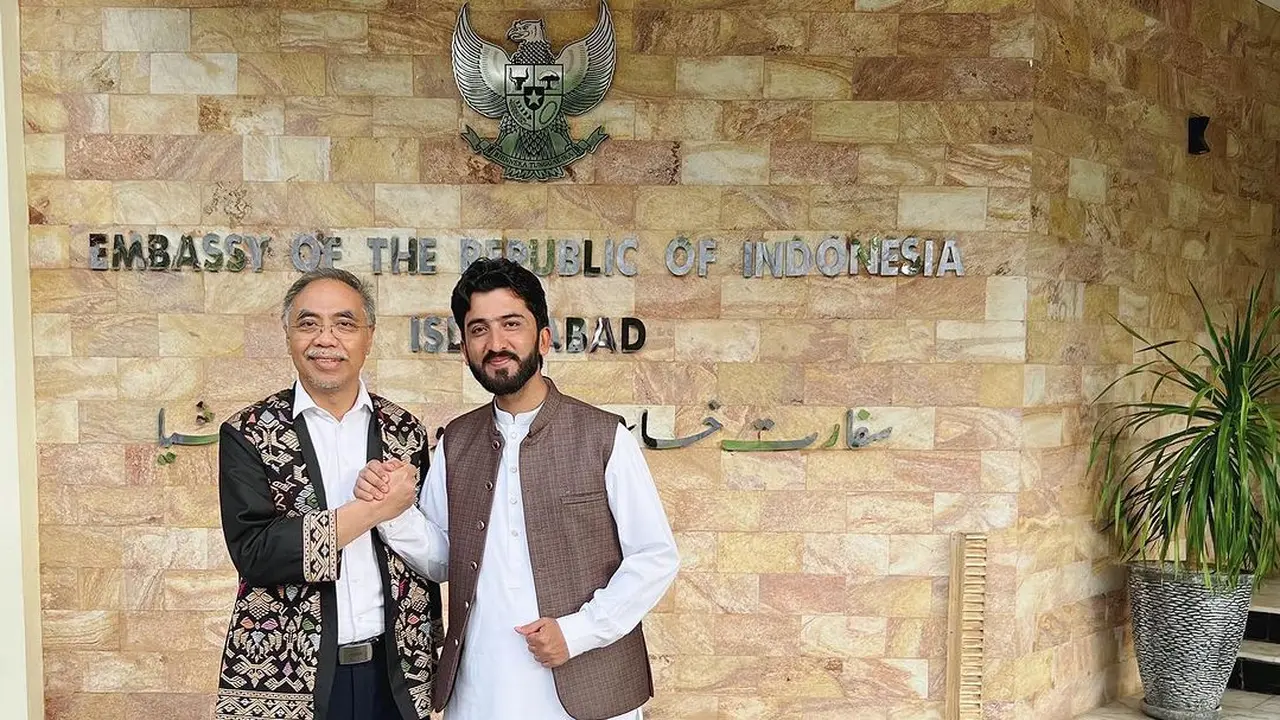 Selebgram Atta Ul Karim Temui Duta Besar Indonesia untuk Pakistan Adam ...