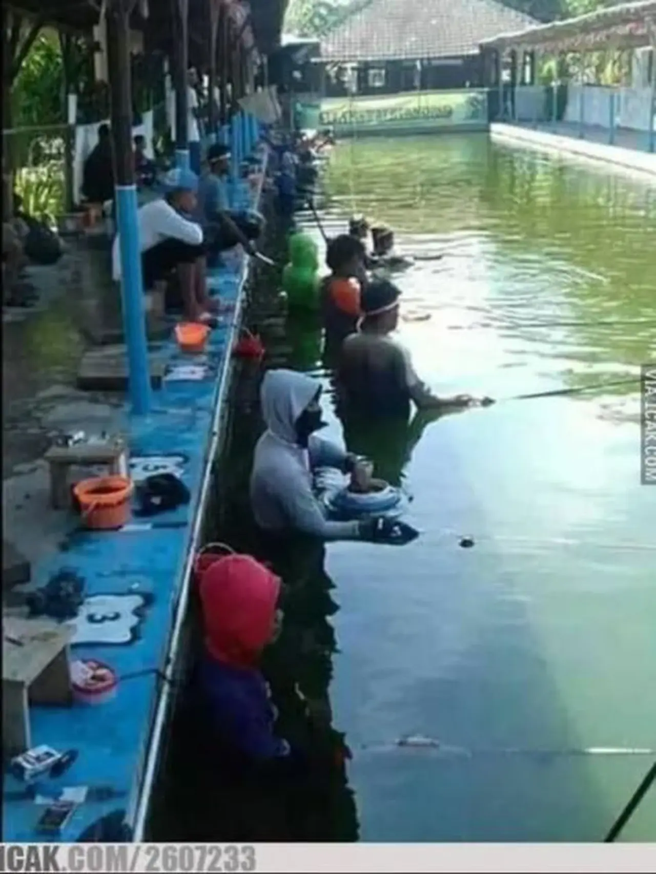 6 Aksi Absurd Orang yang Hobi Mancing Ini Kocak, Bikin Heran - Hot ...