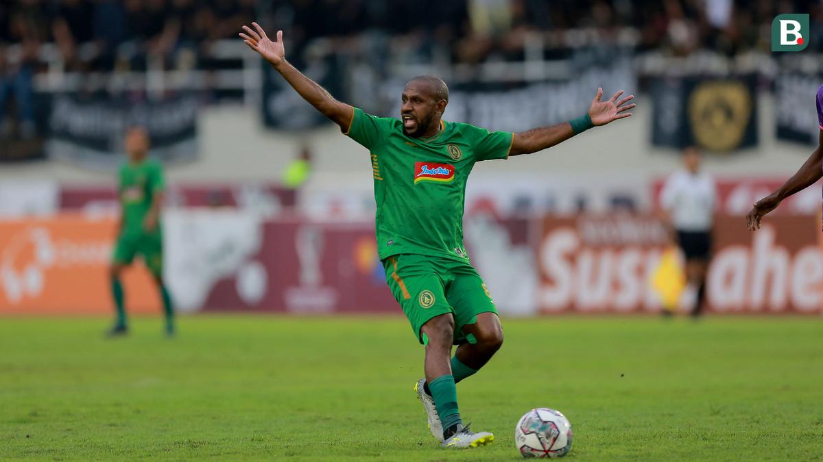 Boaz Solossa: Antara Sepak Bola dan Pendidikan, Sukses Sabet Gelar Master