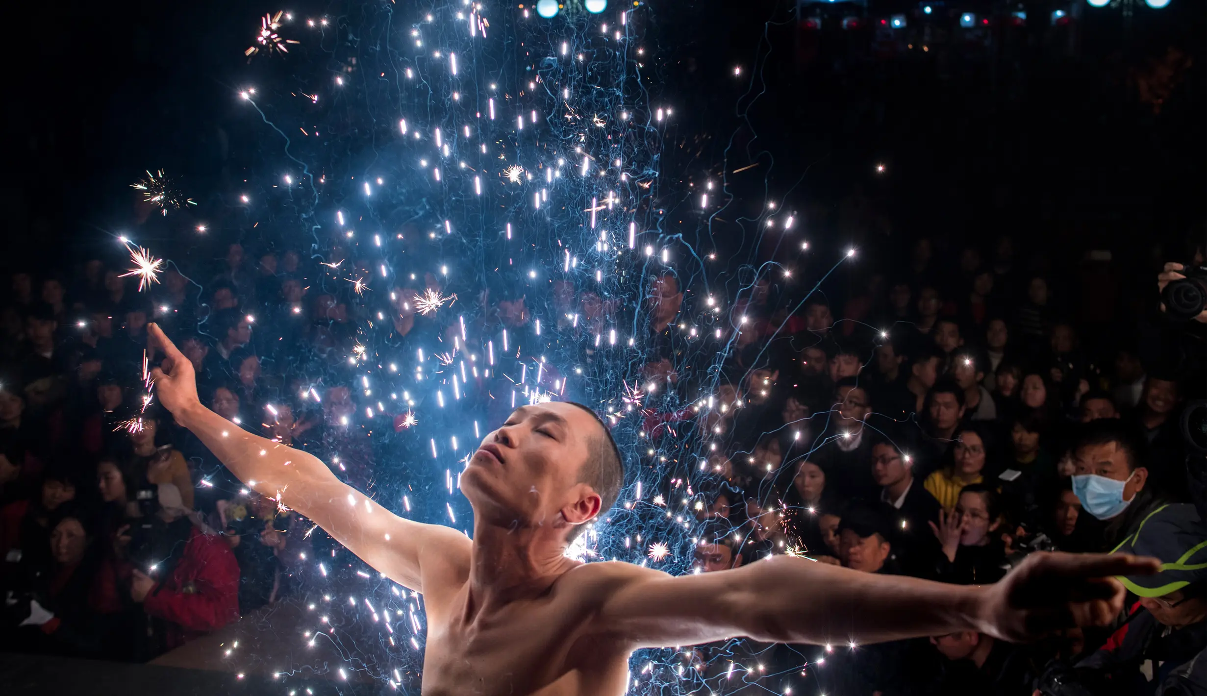 Ritual Unik, Mengusir Roh Jahat dengan Percikan Kembang Api di China ...