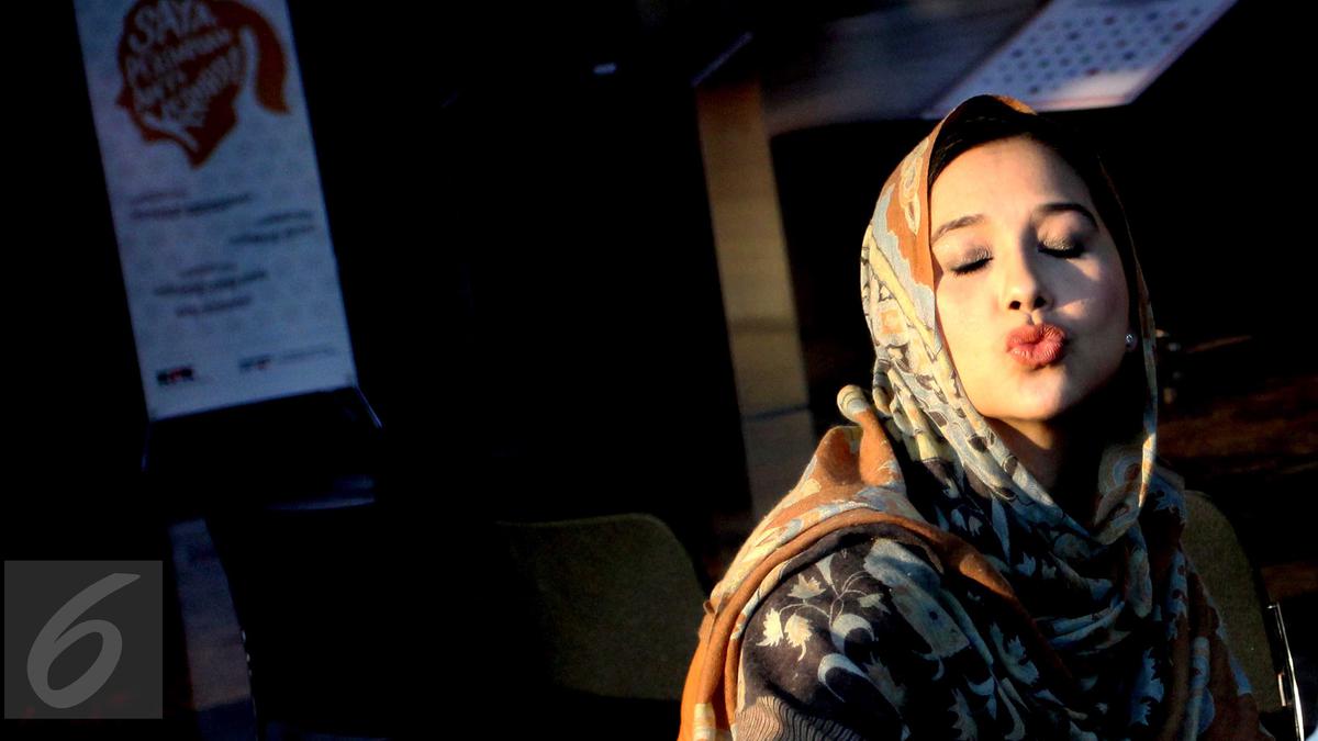 Ciuman Ayu Azhari untuk Awak Media di KPK - Foto Liputan6.com