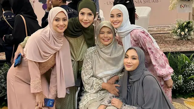 7 Potret Rini Yulianti Tampil Berhijab saat Pengajian, Banjir Pujian - Hot Liputan6.com