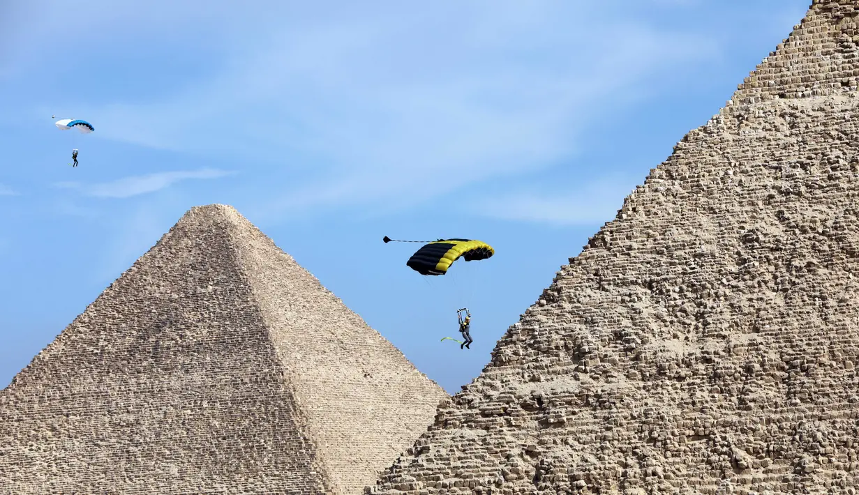 FOTO: Aksi Para Penerjun Payung di Atas Piramida Agung - Foto Liputan6.com