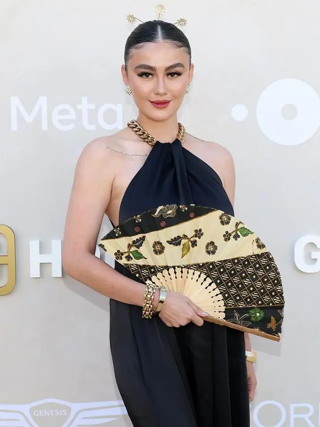 Gaya Agnez Mo di Gold Gala, Pakai Tusuk Konde Kembang Goyang hingga Boots Batik - Lifestyle ...