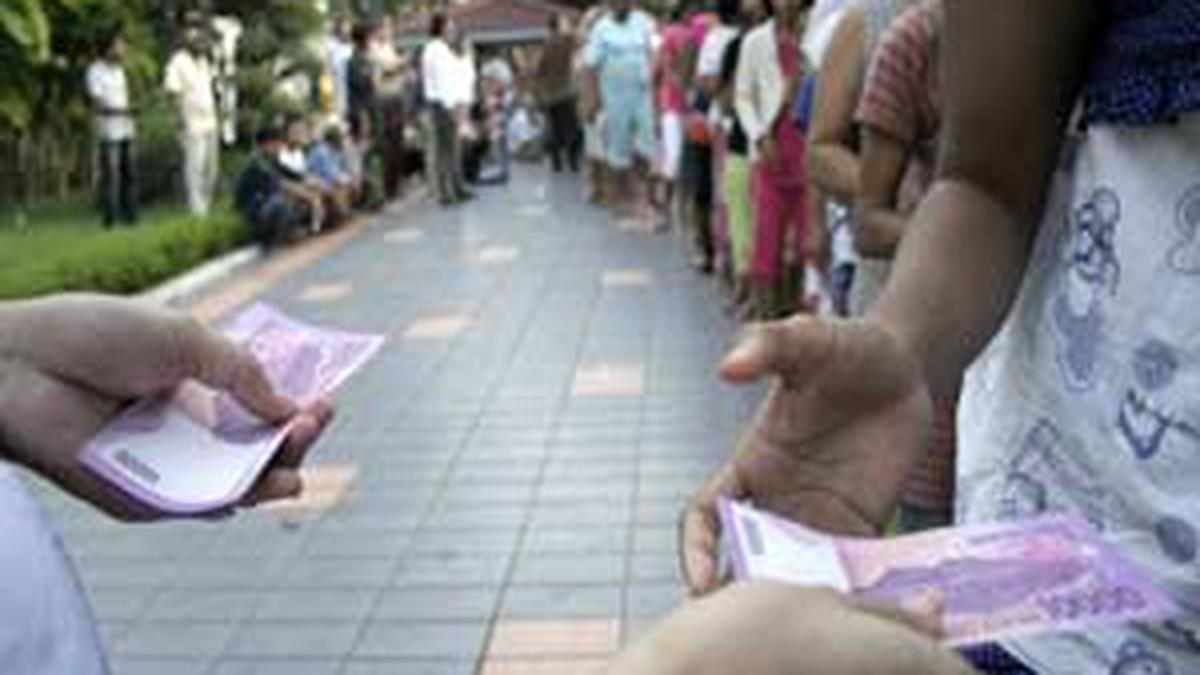 Pembagian uang sedekah kepada warga miskin di halaman rumah anggota ...