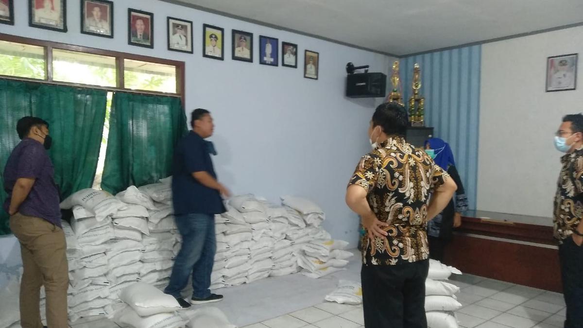 Beras Bansos di Pandeglang Tak Layak Makan, Bulog Turun Tangan - Bisnis ...