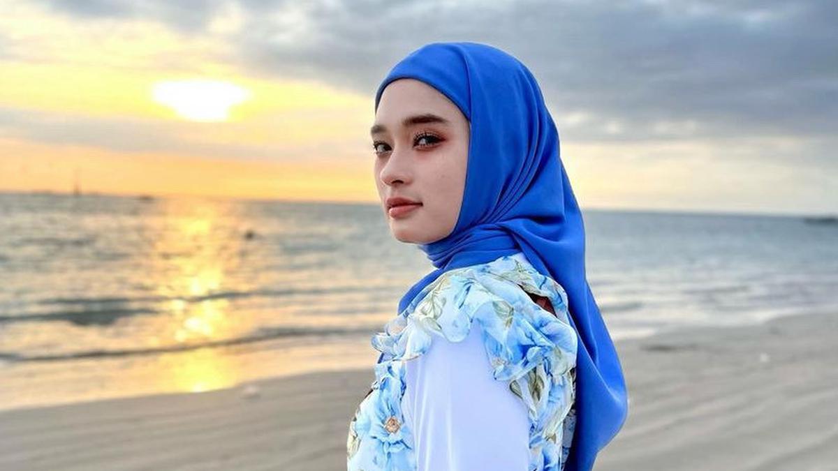 6 Gaya Inara Rusli saat Liburan di Pantai Bali, Memesona dengan Dress ...