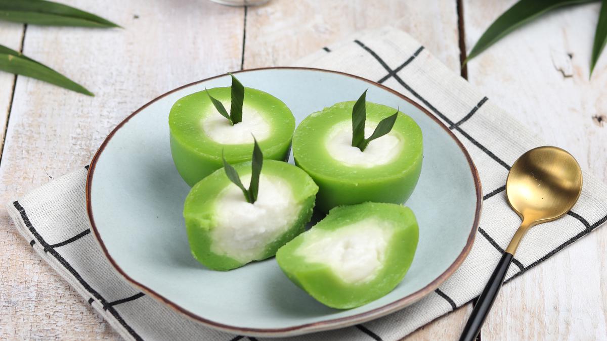 5 Resep Kue Tradisional Kukus Lembut dengan Santan dan Wangi Pandan - Food Fimela.com