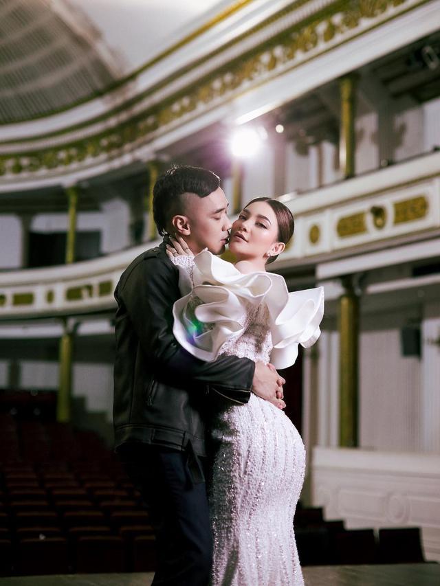 Beri Seserahan Unik, Ini 7 Potret Perjalanan Cinta Ikmal Tobing dan ...