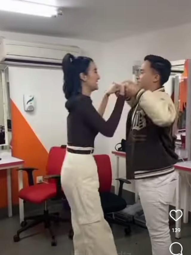 Go Public, Ini 6 Potret Kebersamaan Anwar BAB dan Bella Aprilia Sant