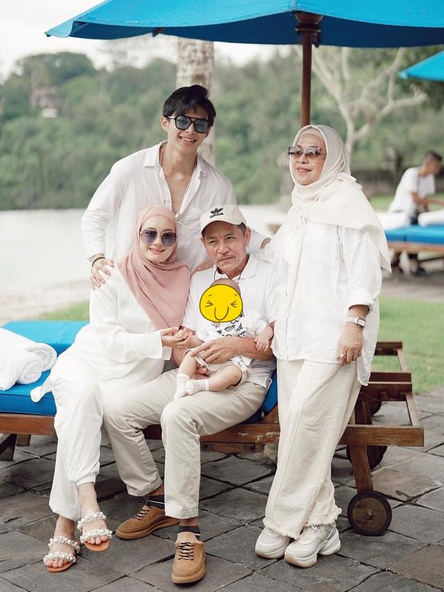 Ajak Anak Pertama Kali, Ini 6 Potret Dinda Hauw dan Rey Mbayang Liburan ...