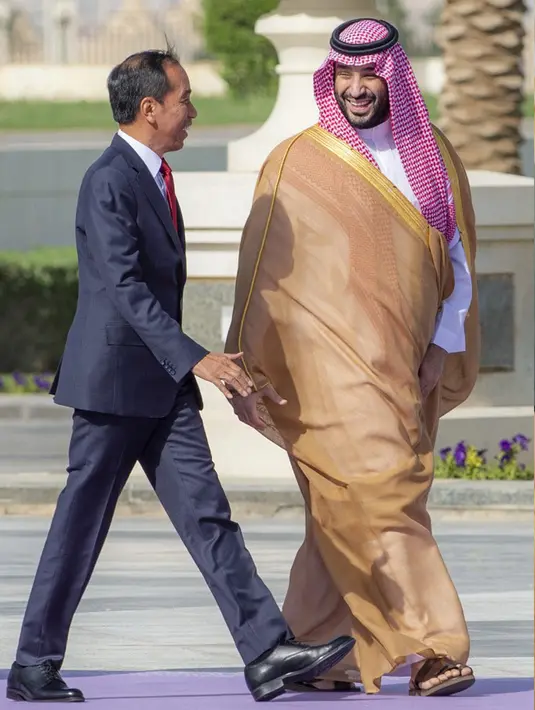 Momen Presiden Jokowi Disambut Hangat Pangeran MBS di Istana Al-Yamamah ...