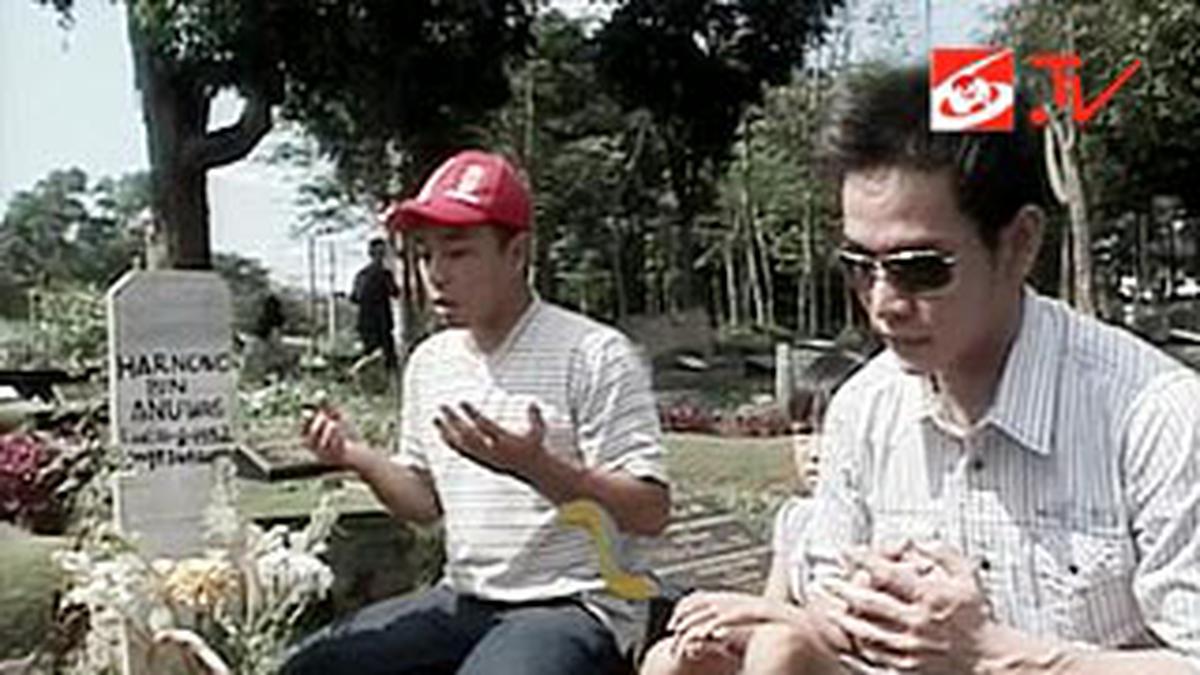 Bayu Kusumanegara Ziarah Makam Sang Ayah - ShowBiz Liputan6.com