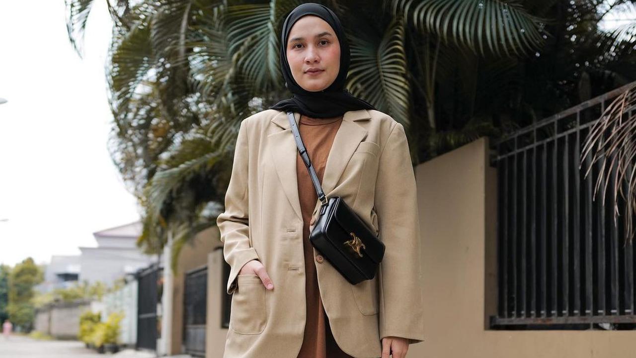 6 Tips Padu Padan Blazer dan Gamis 2025, Pilihan Outfit Kerja yang ...