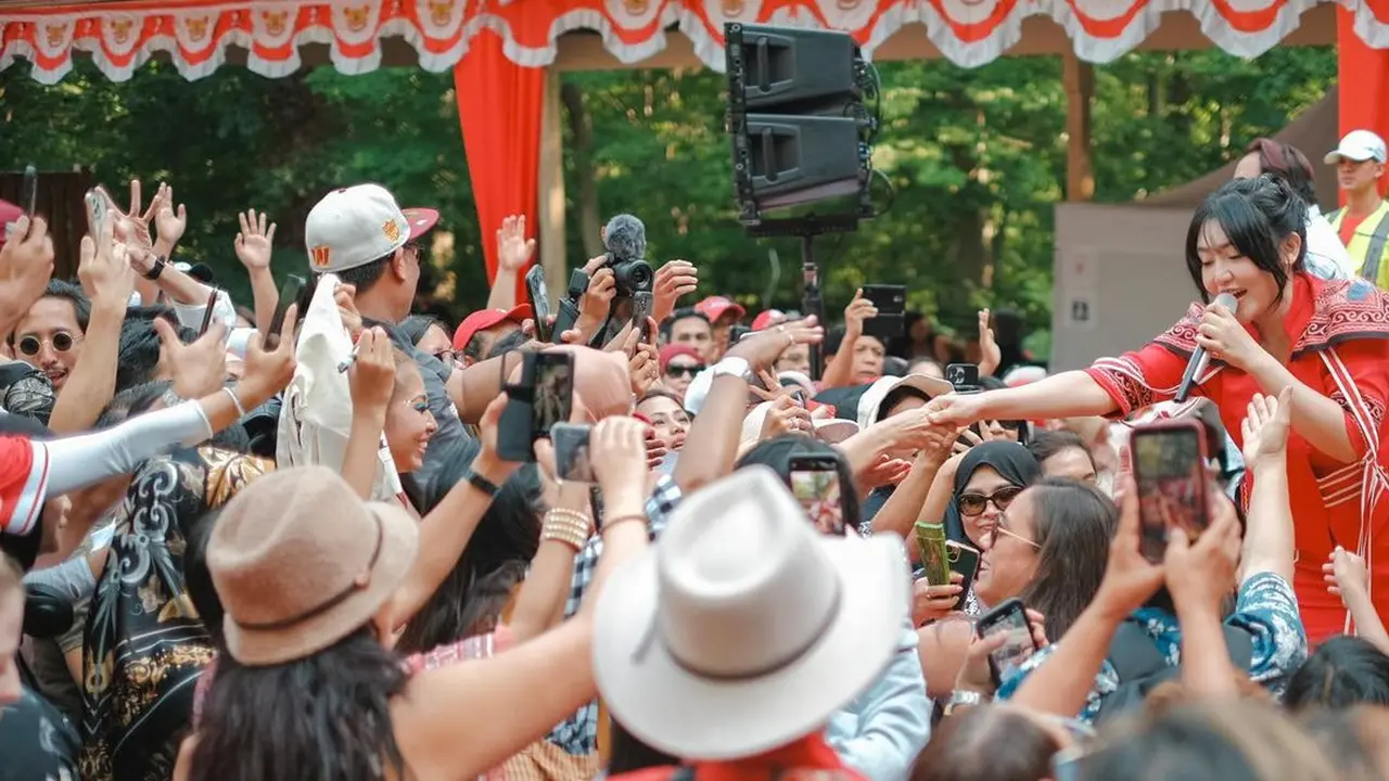 6 Potret Via Vallen Liburan di Amerika, Pose Mesra di Hollywood Sign ...