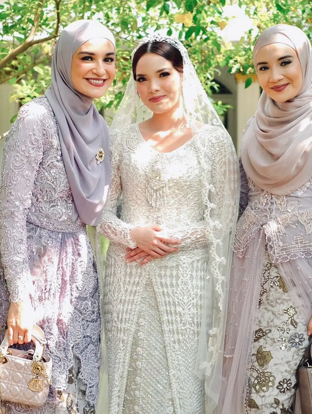 6 Inspirasi Kebaya Kondangan bagi Pengguna Hijab dari Kakak-Adik Zaskia ...