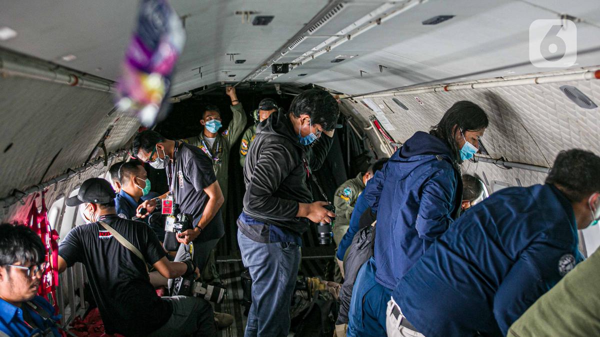 FOTO: Melihat Kerja Awak Media Saat Memantau Pencarian Sriwijaya Air SJ ...