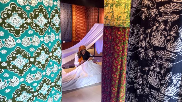 Menebar Harmoni Keselarasan Hidup dalam Pameran 'Perempuan dan Batik ...