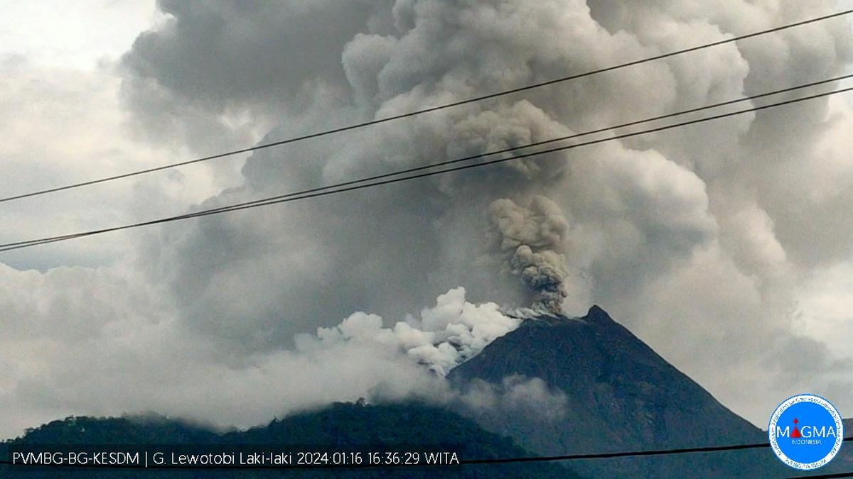 Gunung Lewotobi Laki-Laki Erupsi Lagi, Semburkan Abu Vulkanik Setinggi 1.000 Meter - Regional ...