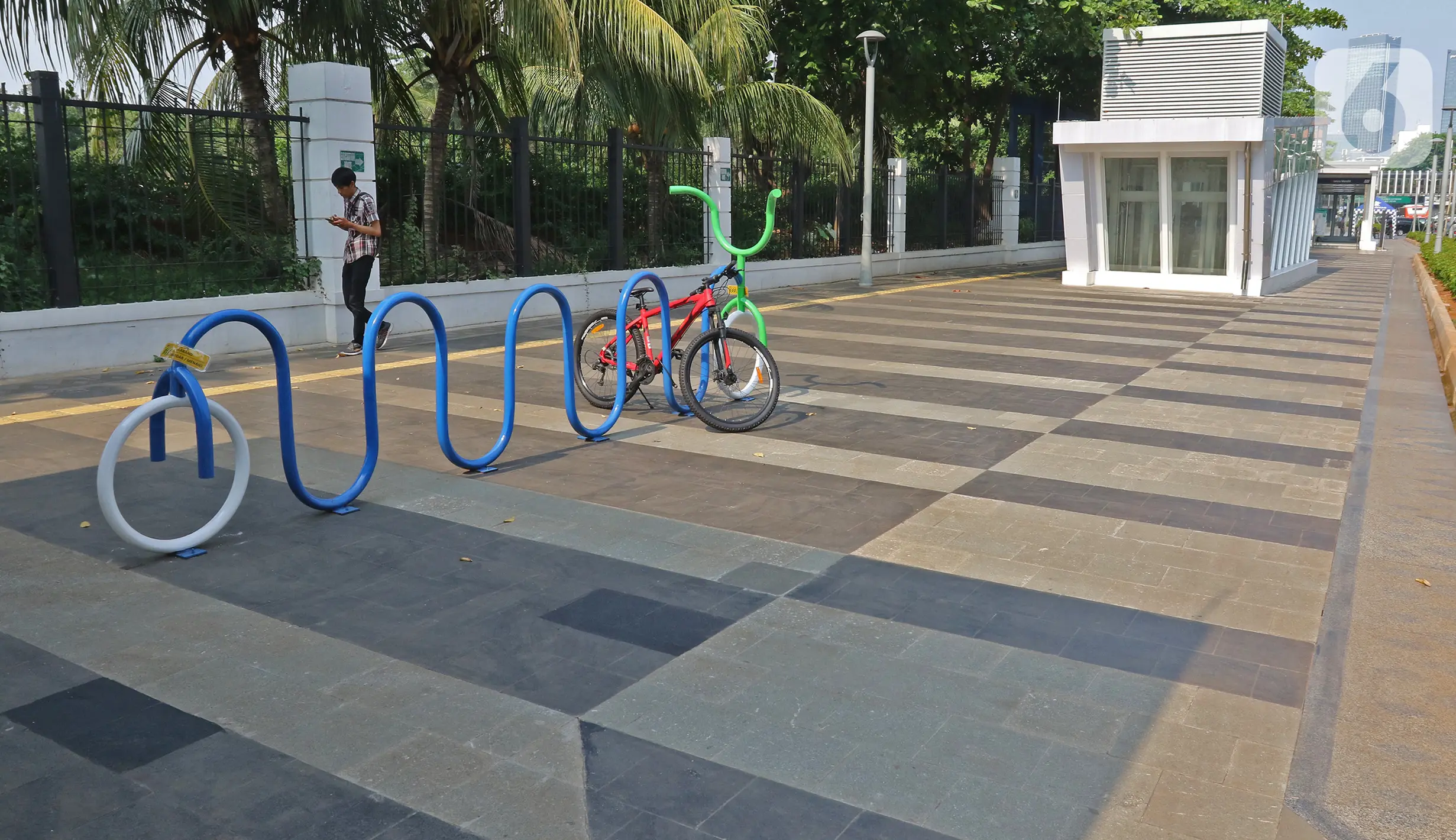 FOTO: Tempat Parkir Sepeda di Stasiun MRT Sepi Peminat - Foto Liputan6.com