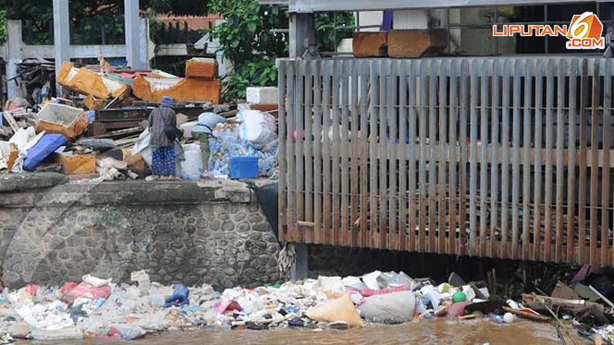 Hujan Guyur Jakarta, Pintu Air Manggarai Siaga III - News Liputan6.com