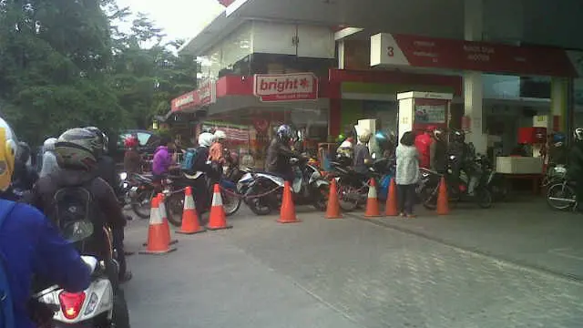 Antrean Mengular, SPBU Ini Buka Jalur Tambahan untuk Motor - Bisnis ...
